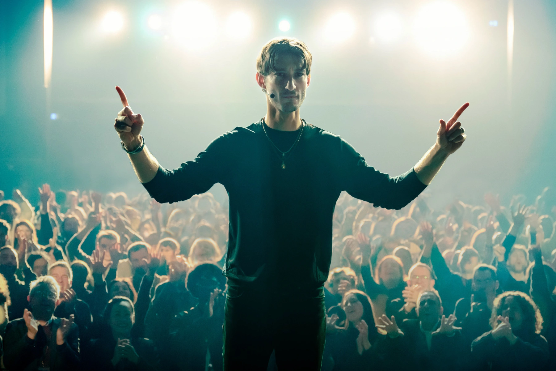Critique de "Gourou" : Pierre Niney face aux dérives du coaching ...